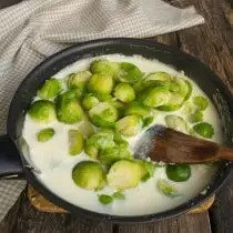 Nempatkeun kapala sprouts Brussel dina saos creamy rengse