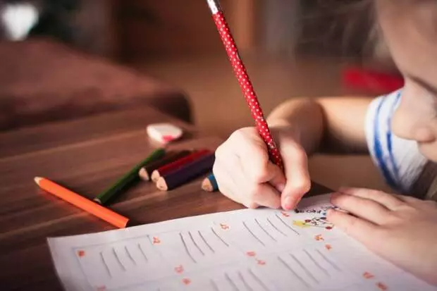 Jak przygotować rękę dziecka do pisania: 10 ćwiczeń rozwijających zdolności motoryczne