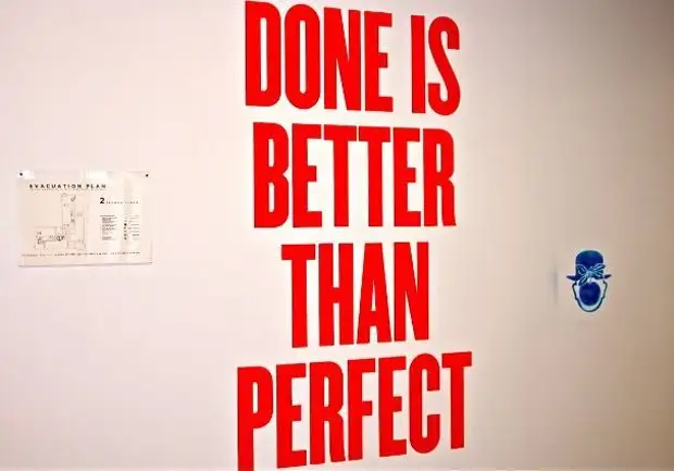 Motivéierend Slogan op der Mauer am Facebook Büro