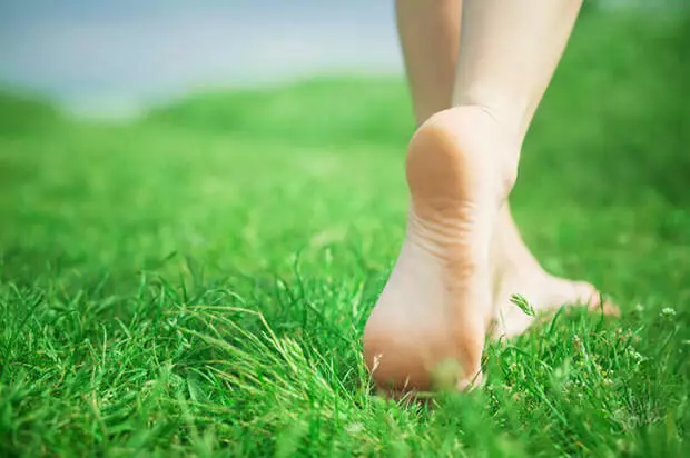 Å banke hælene i gulvet: en enkel måte å holde føttene sunne på