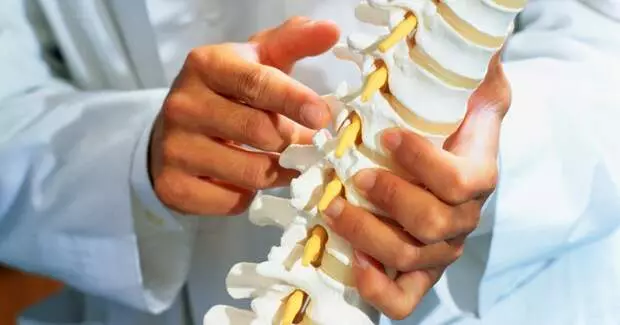 Spondyloarthrosis an spine. Comharthaí, diagnóis, cóireáil