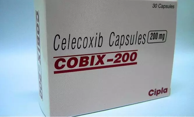 Η celecoxib χρησιμοποιείται ως αντιφλεγμονώδης και αναλγητικός παράγοντας για την αρθρίτιδα και άλλες φλεγμονές των αρθρώσεων και ως πειραματικό αντικαρκινικό φάρμακο. Αλλά οι υψηλές δόσεις του οδηγούν σε στρες στην καρδιά και υψηλό κίνδυνο καρδιακής προσβολής.