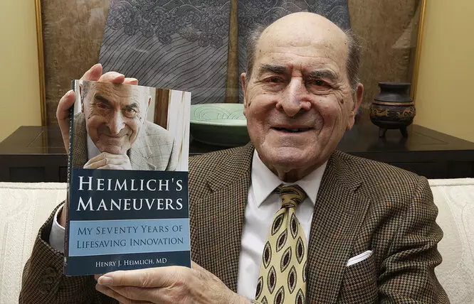 Henry Heimlich pa chiwonetsero cha mbiri yake.