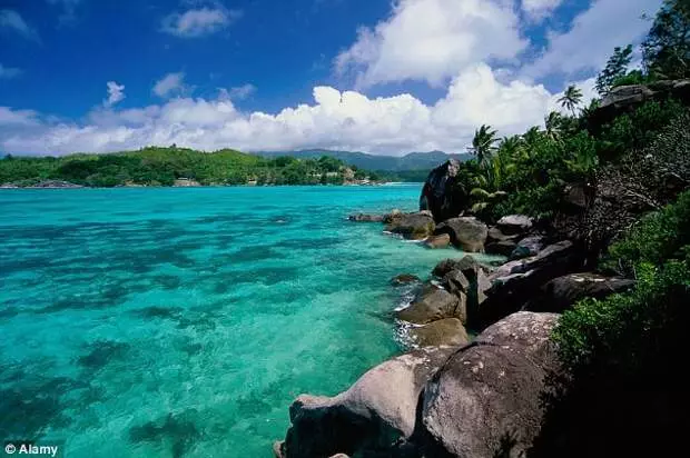 En man köpte en ö för 13 000 dollar och byggde sitt eget paradis där