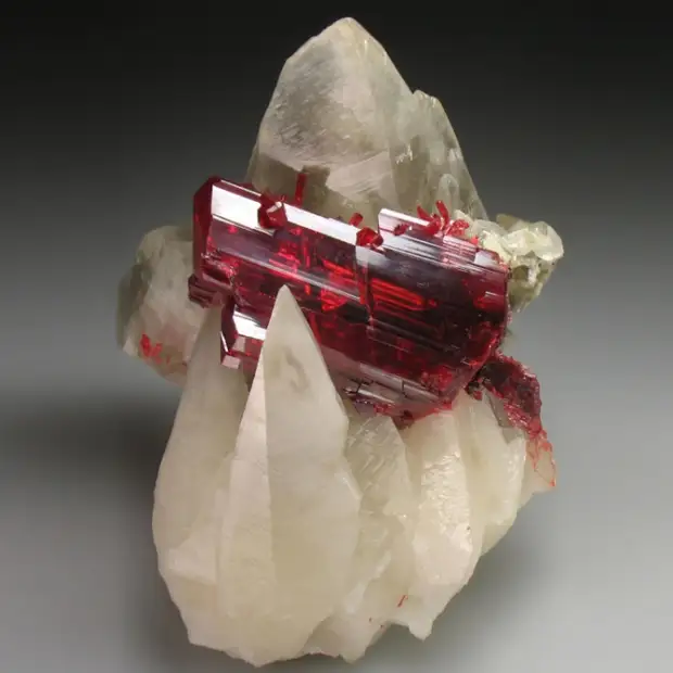 15167560-R3L8T8D-650-amazing-stones-minerals-19__700