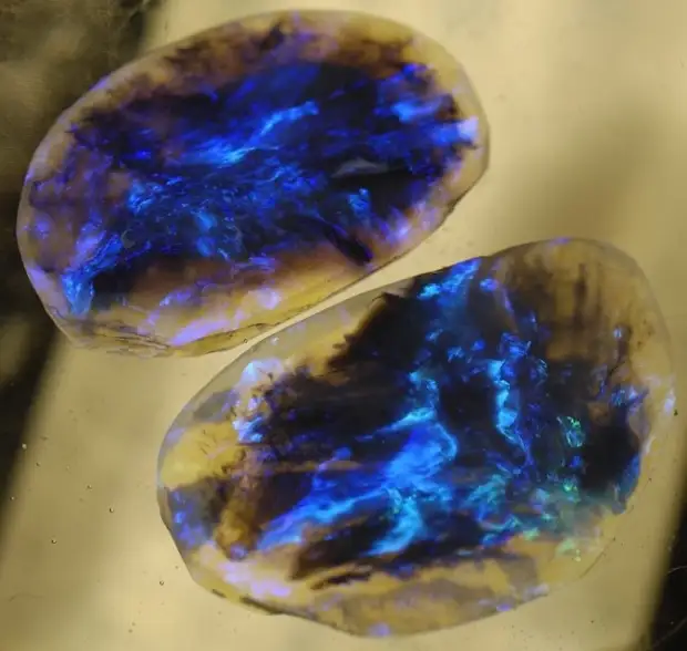 15164110-R3L8T8D-650-amzing-stones-minerals-26__700