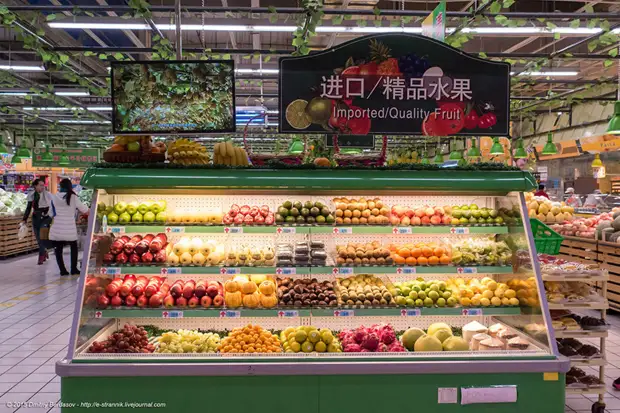 Ovoce z dovozu je mnohem dražší, ale dá se také sehnat. jídlo, čína, čínština, supermarket