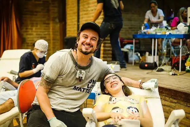 Dokter gigi Brasil lelungan lan ngobati untu kanggo wong miskin kanthi gratis