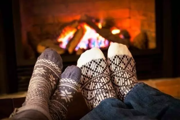 सर्दियों में अपने पैरों को कैसे गर्म रखें: एक आसान तरीका जो मुझे ठंड में बचाता है!