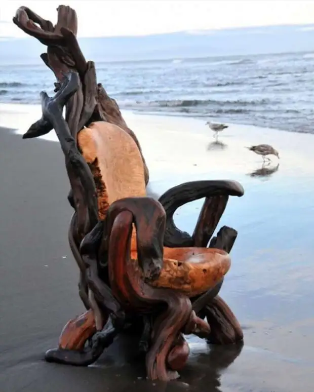 Wonderlike beeldhouwerk gemaak van stukke hout wat op die strand gevind is