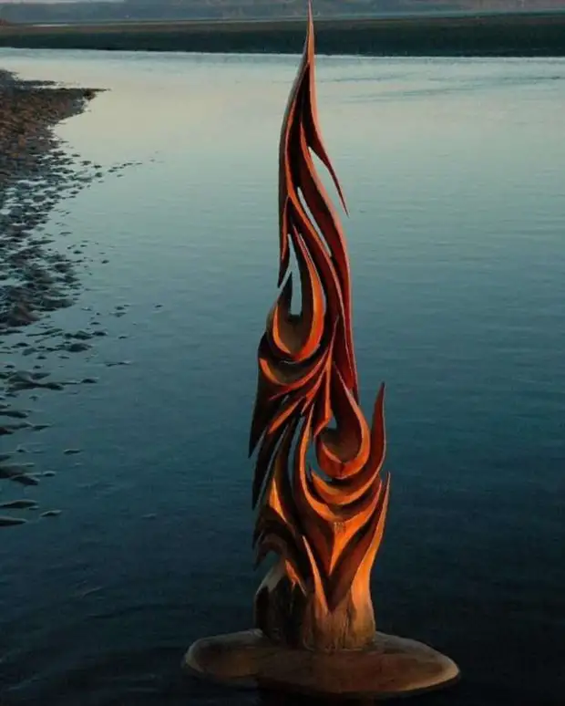 Verbazingwekkende sculpturen gemaakt van stukken hout gevonden op het strand