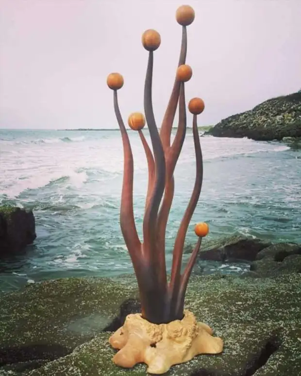 Úžasné sochy vyrobené z kúskov dreva nájdených na pláži