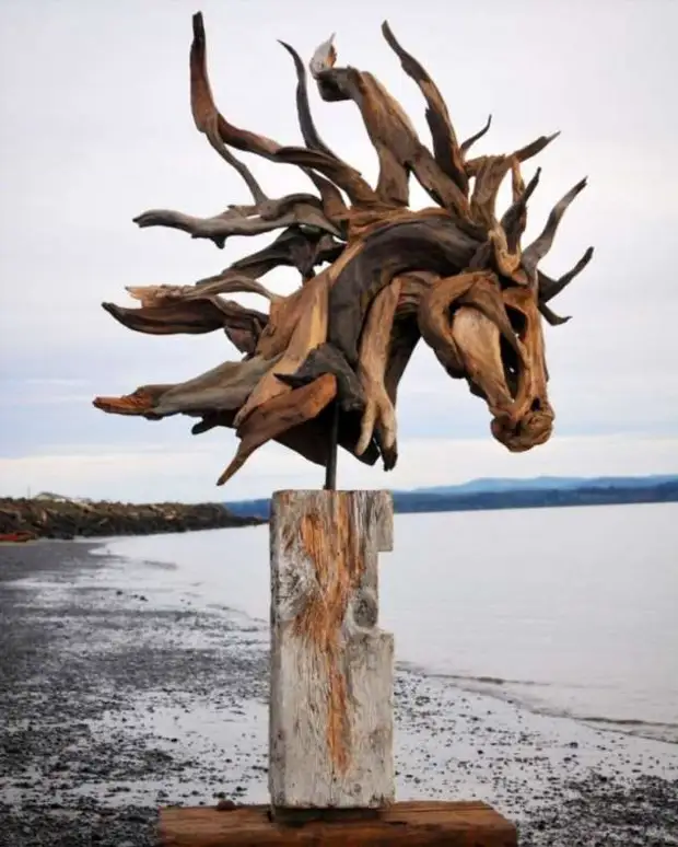 Neverovatne skulpture napravljene od komada drveta pronađenih na plaži