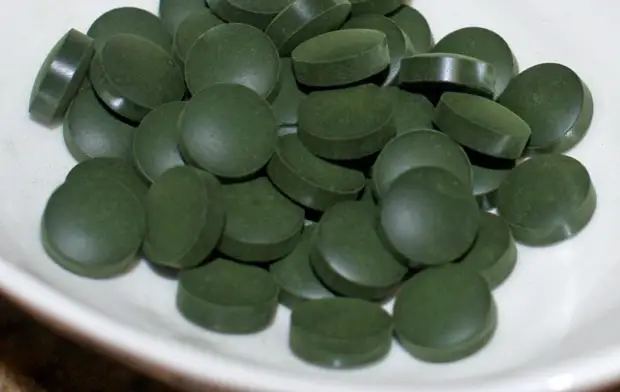 30 spirulina tablets contain 4.6 grams of protein - the same as in half a glass of milk. One almond will contain 25% more protein. And the question arises: is it worth it? Wouldn't it be better for the same amount of money that you spend on purchasing this superfood, to buy milk, getting 30 times more protein?