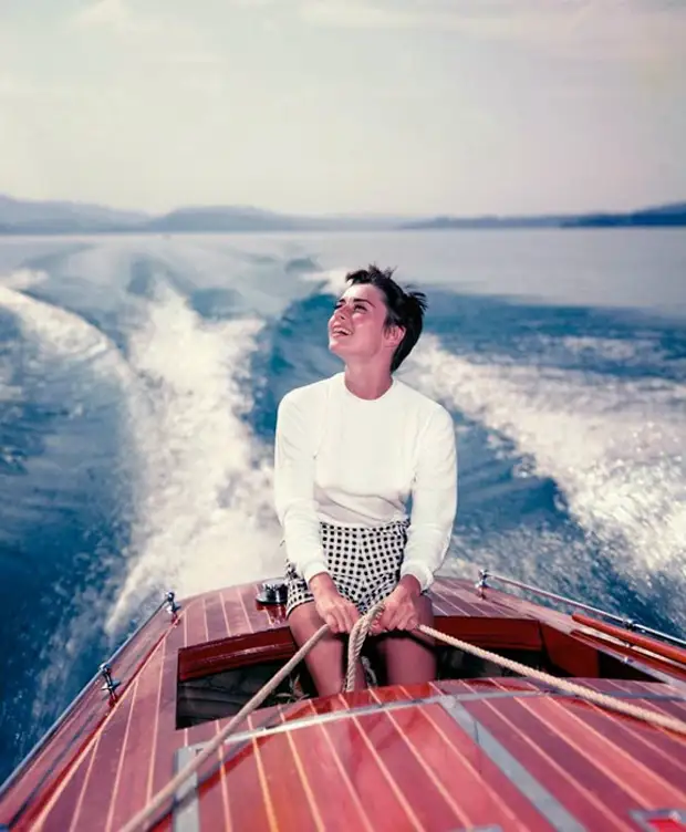 Audrey Hepburn på en båt ved Bürgenstocksjøen i Sveits, august 1954. Fotograf: Hans Gerber.