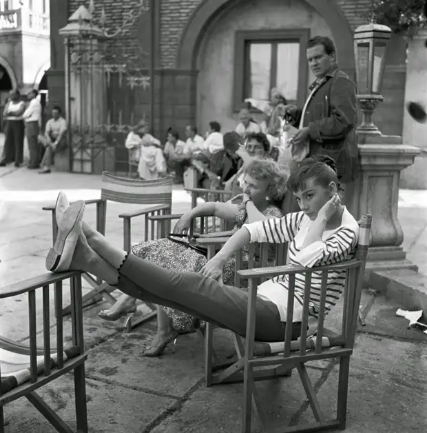 La studioul Sinechitta, în timpul unei pauze de la filmarea filmului *Război și pace*. Roma, Italia, august 1955 Fotograf: Pierluigi Praturlon.