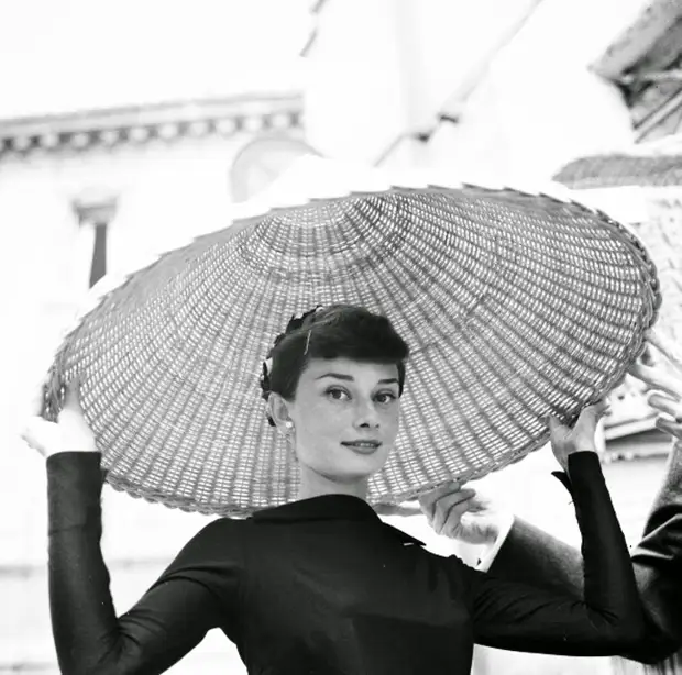 Audrey Hepburn ở Rome tại chợ. Tháng 5 năm 1955 Nhiếp ảnh gia: Willy Rizzo.