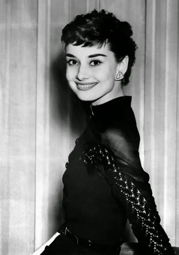 Audrey Hepburn trong một bữa tiệc cocktail để vinh danh bà tại khách sạn Claridges ở London. Ngày 21 tháng 5 năm 1953