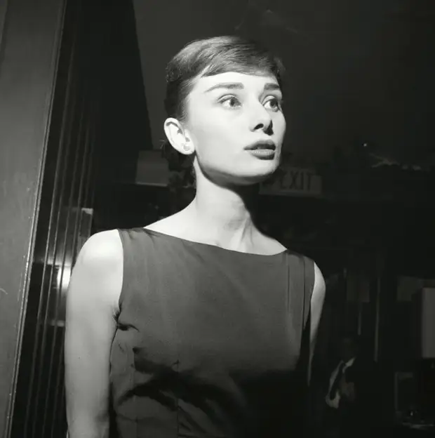 Hepburn nakong ea seboka sa boralitaba ho Grand Hotel e Roma. September 1954