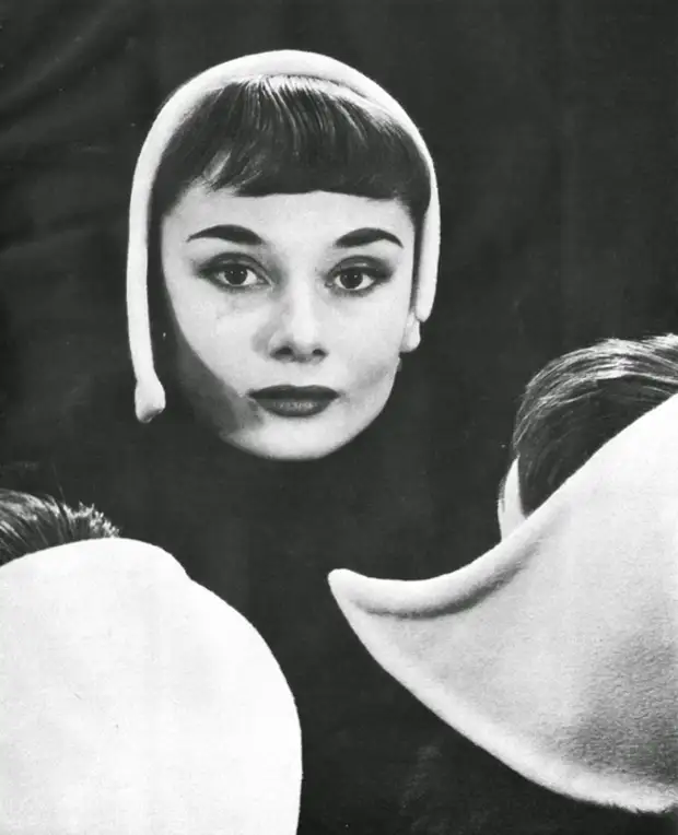 Audrey Hepburn, doe in model, ôfbylde troch Erwin Blumenfeld yn syn atelier yn New York. 1952