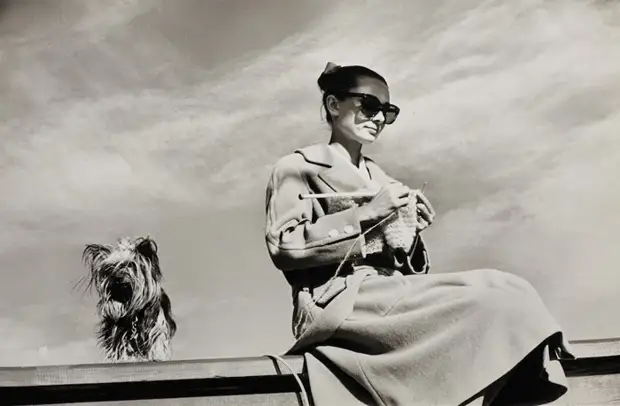 Audrey Hepburn en Mr. Ferneamd troch de lens fan Inge Morath yn Meksiko tidens it ferfilmjen fan 'e film * Unforgiven *, feral 1959.