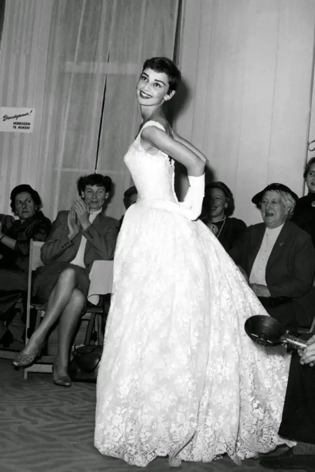 Audrey Hepburn op der Gerson Fashion Show, Amsterdam. 2. November 1954