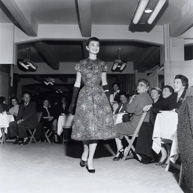 Audrey o bontša liaparo pontšong ea feshene lebenkeleng la Gerzon Amsterdam. La 2 November, 1954