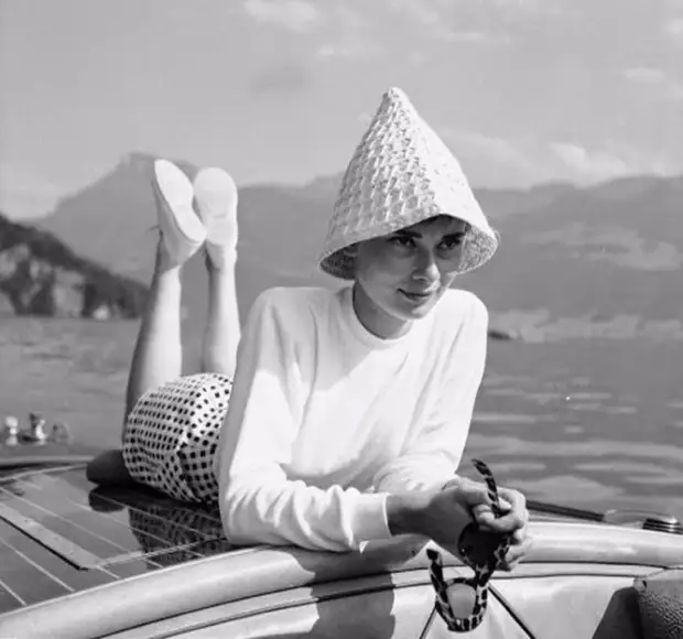 Audrey pe o barcă pe un lac din Elveția, august 1954 Fotograf: Hans Gerber.