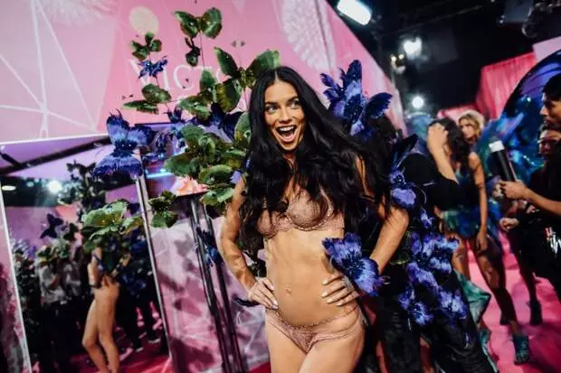 Potret mburi panggung sing paling mencolok saka pertunjukan Victoria's Secret