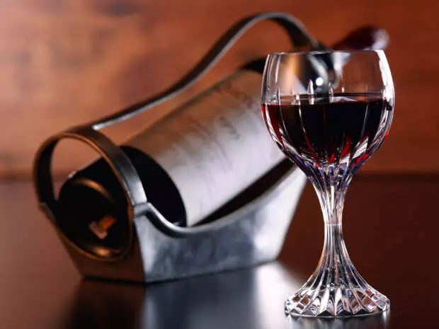 8 efectes sorprenents que una copa de vi té en tu al dia