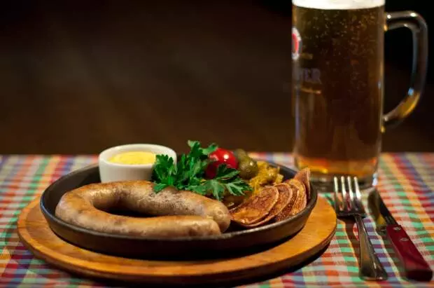 Ayusin ang Oktoberfest sa Bahay: Tradisyunal na Recipe ng Sausage