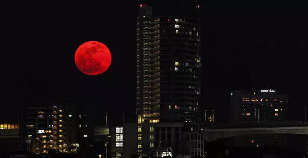 Ne zamudite: Krvava super luna bo nocoj vzhajala!