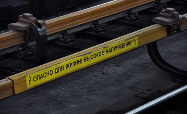 Photo 2 - You fell on the rails in the subway: how to survive?