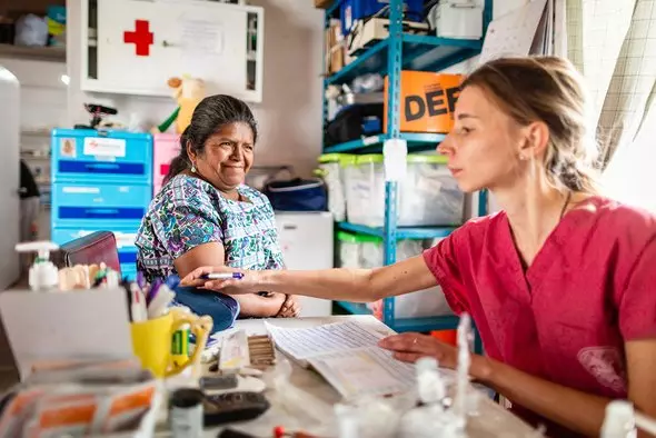 Maria Skoromnikova, voluntiera medika, ma’ pazjent.