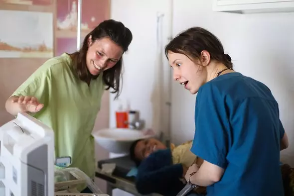 Melisa Correia, voluntiera medika, tagħmel ultrasound scan fuq pazjent.