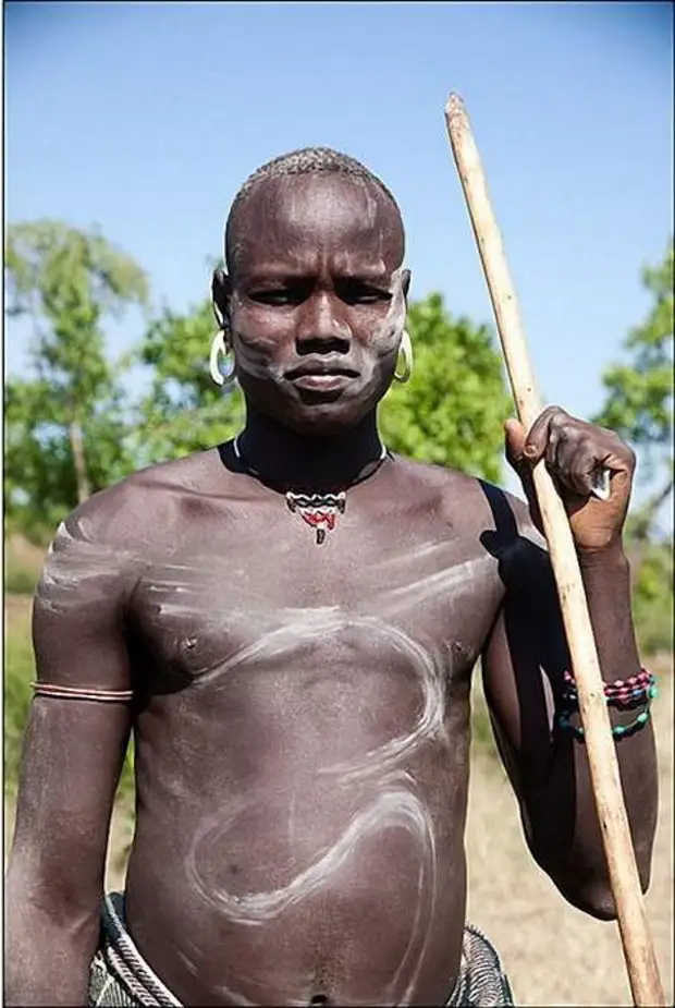 לוחמי השבט האפריקאי מורסי מצולמים תמורת כסף