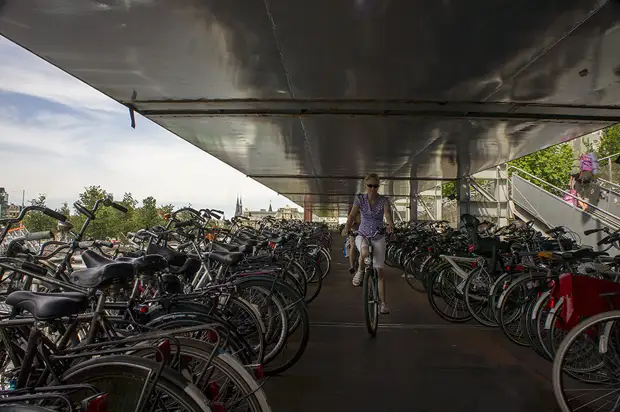 Bicicliști și Amsterdam