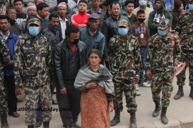 Ti bebe Nepalè 4 mwa ki te siviv nan mirak la te pase 22 èdtan anba dekonb yon kay ki te kraze (8 foto)