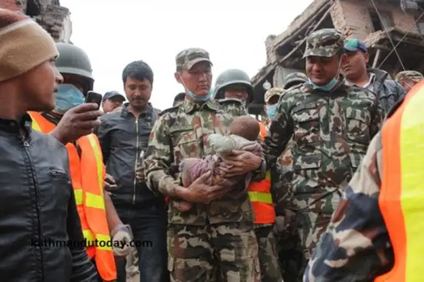 Ti bebe Nepalè 4 mwa ki te siviv nan mirak la te pase 22 èdtan anba dekonb yon kay ki te kraze (8 foto)