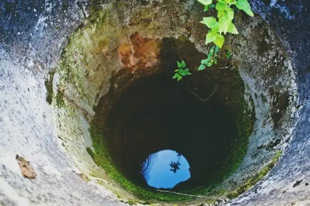 Дури и водата од длабоките бунари и природните бунари има потреба од чистење.