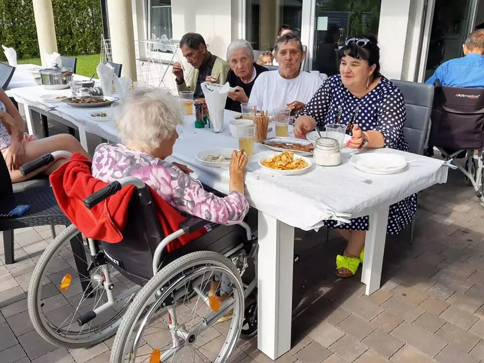 Si duket një shtëpi e zakonshme pleqsh në Poloni? Çfarë ata ushqejnë dhe argëtojnë të moshuarit polakë