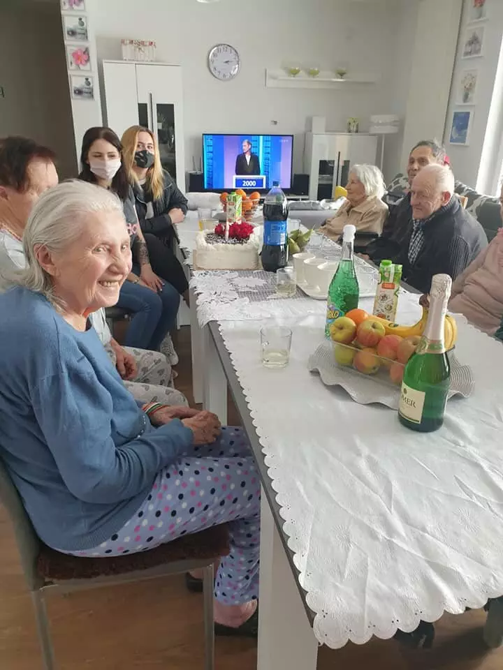 Kako izgleda običan starački dom u Poljskoj? Čime hrane i zabavljaju poljske starce