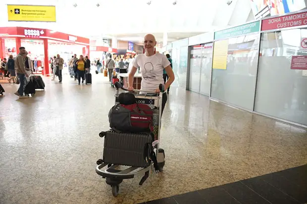 Marina Zolotova i lufthavnen, inden hun flyver til Texas