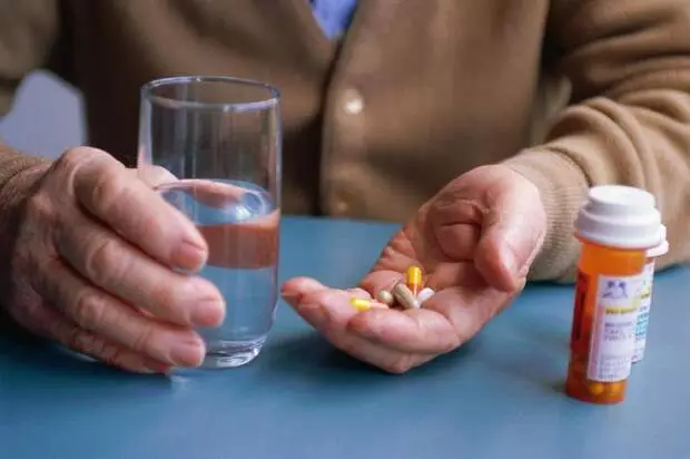 Cómo dar medicamentos a las personas mayores.