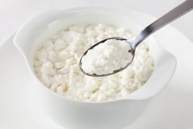 Pasinei nemhando dzakasiyana-siyana, cottage cheese inogara yakapfuma mumapuroteni.