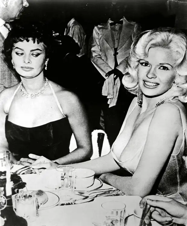 Sophia Loren ta ba da labarin hoton tare da Jane Mansfield. Hoto # 1.