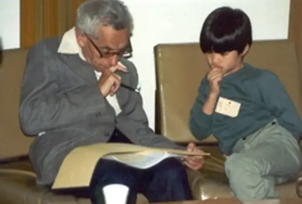 À direita está Terence Tao, futuro matemático australiano de ascendência chinesa. Estudou e trabalhou nos EUA