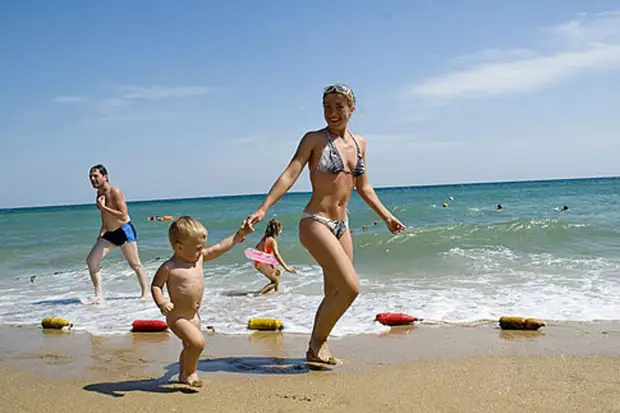 Niños pequeños en el mar