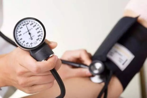 Como se relacionan a glándula tireóide e a presión arterial?