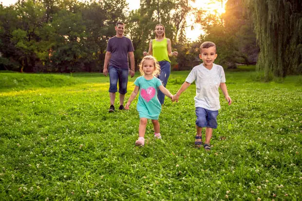 10 lojëra familjare në natyrë: argëtim për të gjithë familjen